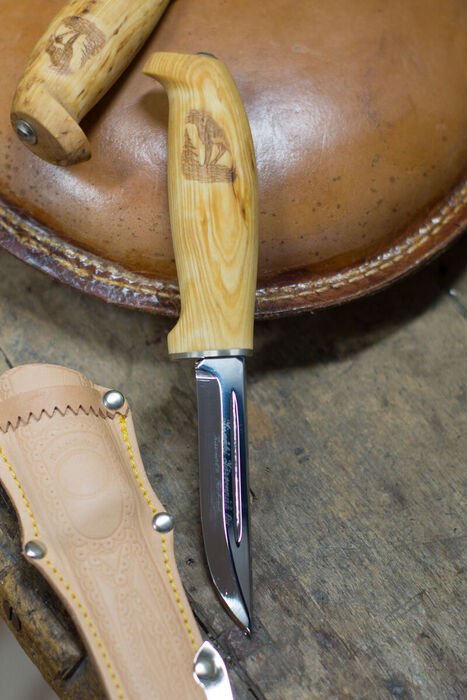 Whittle knife with finger guard